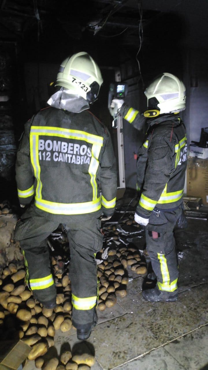 Bomberos del 112 extinguen un incendio en un supermercado de Cabezón de ...