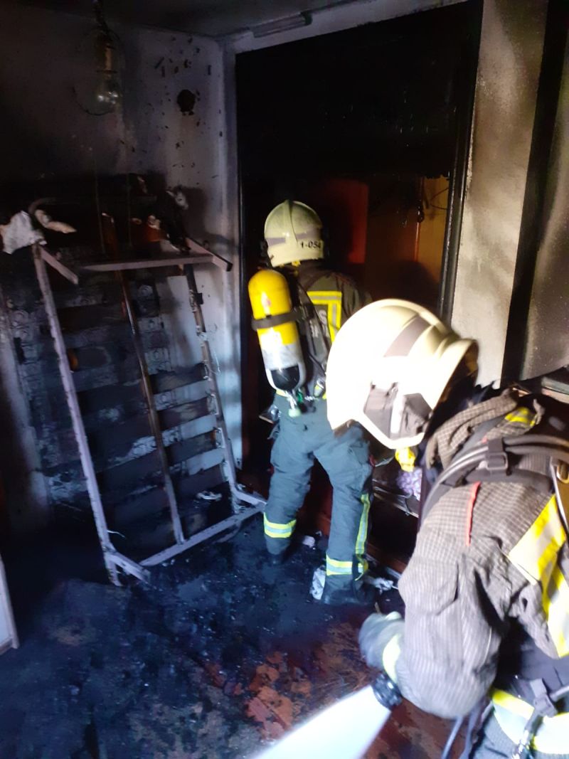 Bomberos del 112 extinguen un incendio en una vivienda de Laredo