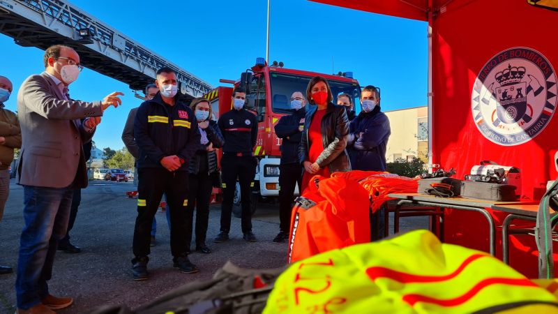 El Gobierno dota de nuevo material de intervención a los bomberos del ...